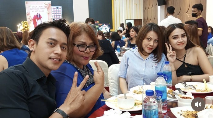 Eva Manurung, Ibu Virgoun yang Hobi Makan Bareng Keluarga dan Teman