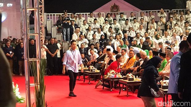 Momen Prabowo Salaman dan Gibran Salim ke Mega di KPU, Kaesang Bersimpuh Momen Prabowo Salaman dan Gibran Salim ke Mega di KPU, Kaesang Bersimpuh
