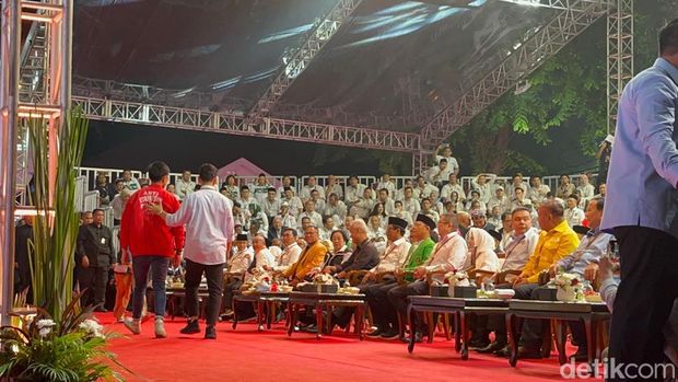 Momen Prabowo Salaman dan Gibran Salim ke Mega di KPU, Kaesang Bersimpuh Momen Prabowo Salaman dan Gibran Salim ke Mega di KPU, Kaesang Bersimpuh