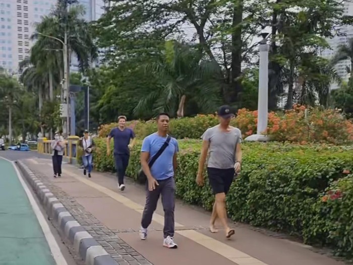 Selfie Chris Martin dengan Keringat Bercucuran, Nikmati Jakarta Sambil ...