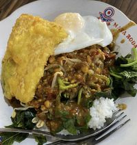 Legendaris! Sejak 1959 Bu Wiryo Jualan Sego Pecel Enak Dekat UGM