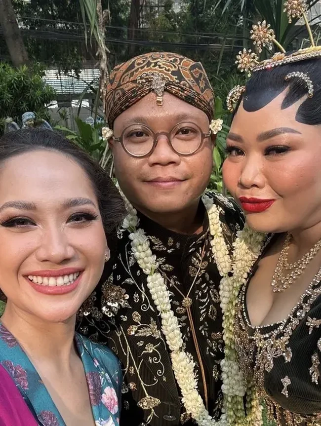 Ayu Tenan, Gaya Bunga Citra Lestari Berkebaya Klasik Jadi Bridesmaid