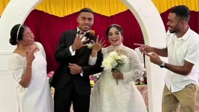 Selamat! Duo PSM Makassar Yance Sayuri-Yakob Sayuri Resmi Menikah Selamat! Duo PSM Makassar Yance Sayuri-Yakob Sayuri Resmi Menikah