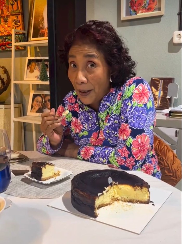 Gaya Susi Pudjiastuti Saat Panen Buah dan Makan Bareng 3 Capres