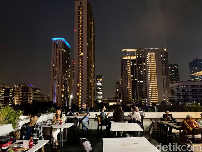 Serunya BBQ-an di Rooftop dengan Pemandangan City Light