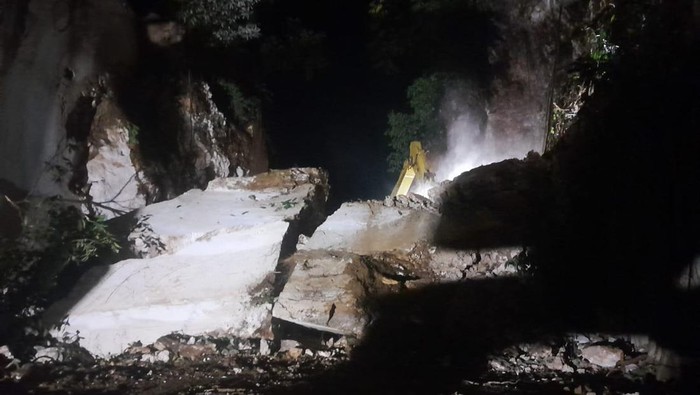 Potret Jalan Poros Makassar-Bone di Camba Tertutup Longsoran Batu