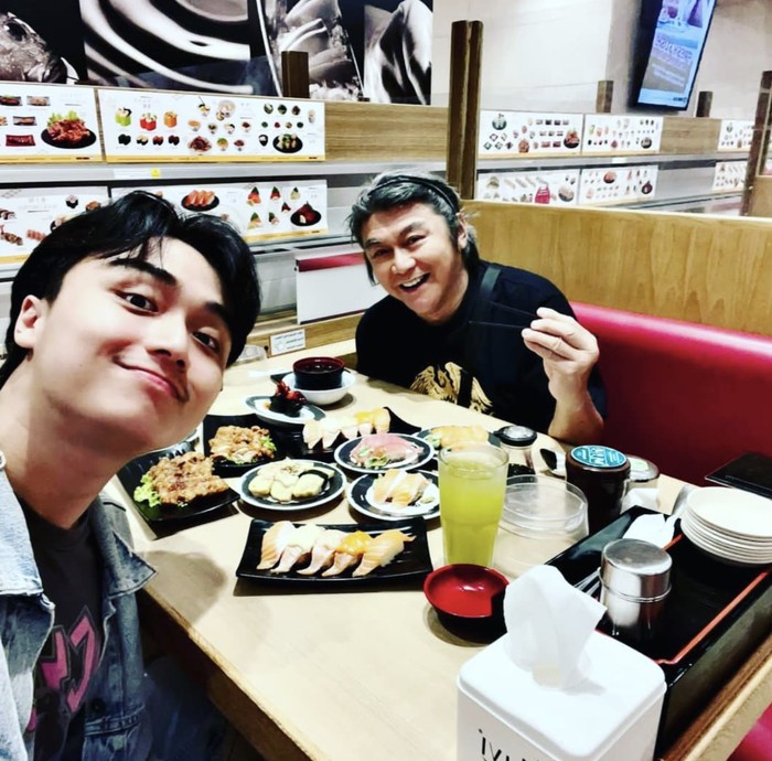Willy Dozan Kompak Makan Sushi dan Shabu-shabu Bareng Leon Dozan
