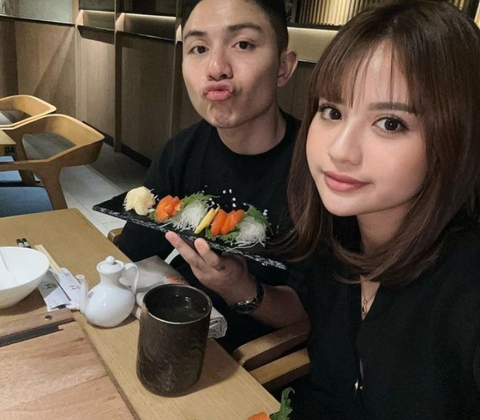Pose Keren Anggi Marito saat Makan Sushi hingga Dinner Romantis