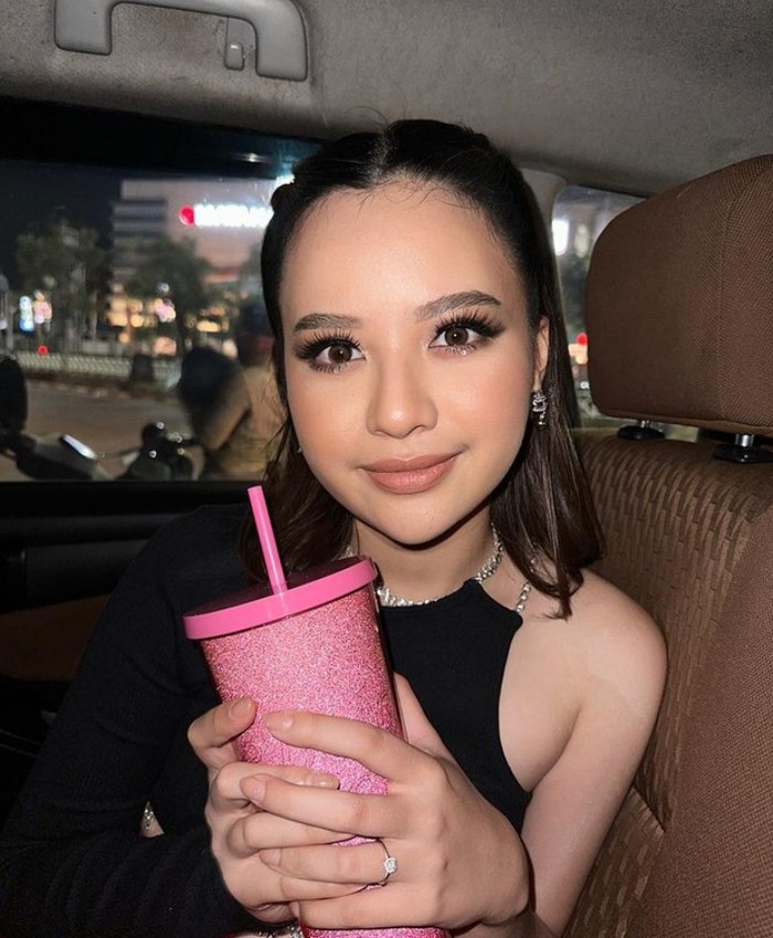 Pose Keren Anggi Marito saat Makan Sushi hingga Dinner Romantis