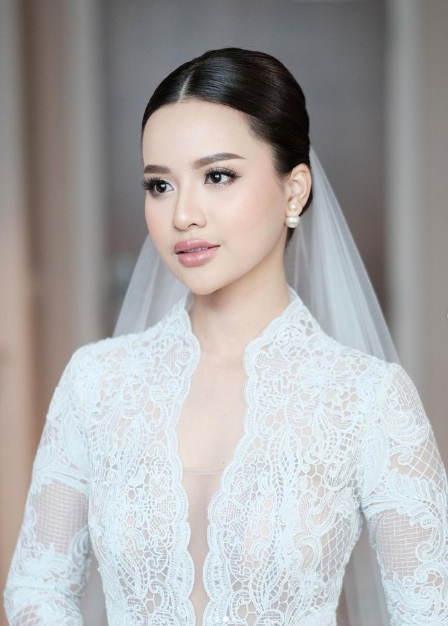 8 Potret Anggi Marito Menikah Dengan Pilot, Cantik Manglingi Bergaun Putih