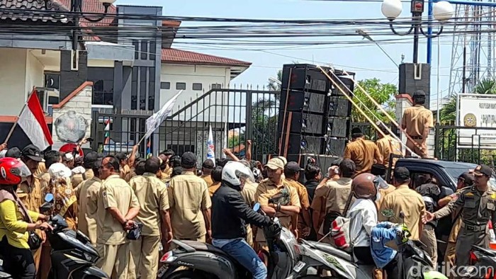 Kades-Perangkat Desa di Brebes Demo Minta Penambahan Alokasi Dana Desa Kades-Perangkat Desa di Brebes Demo Minta Penambahan Alokasi Dana Desa