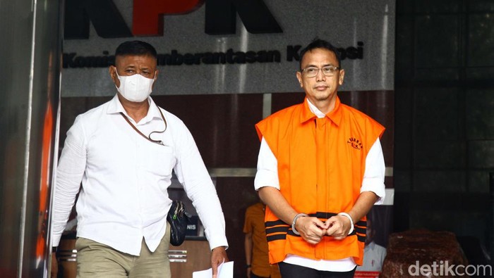 Momen Tersangka Korupsi Bansos Diborgol dan Masuk Mobil Tahanan