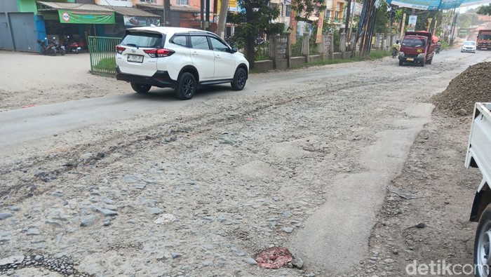 Rusak Parah! Begini Penampakan Jalan di Parung Panjang