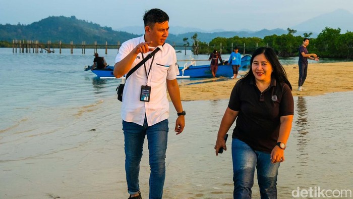 Pesona Pasir Timbul di Pulau Paniki Minahasa Utara