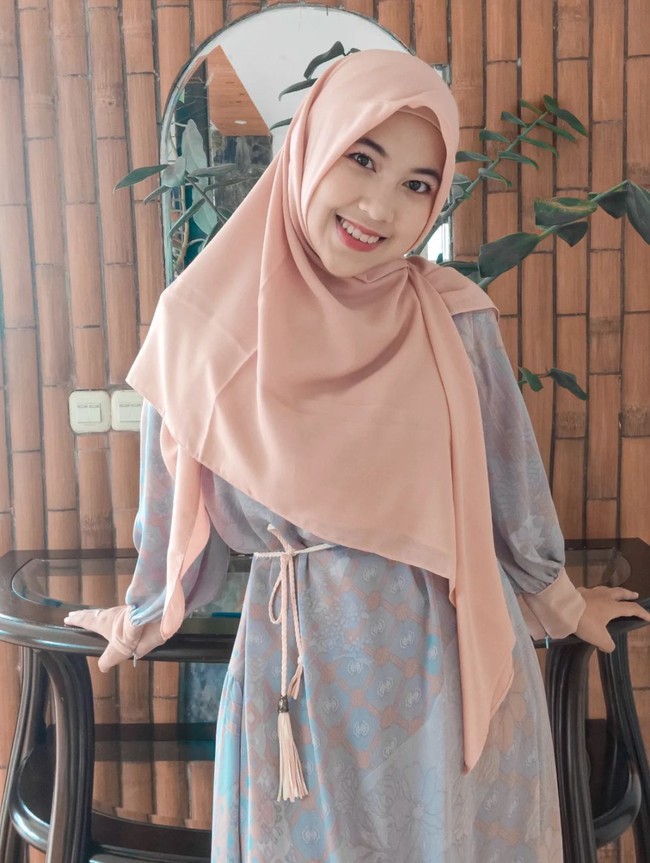 7 Potret Santi Istri Mark Sungkar Beda Usia 46 Tahun, Disebut Bak Ayah-Anak