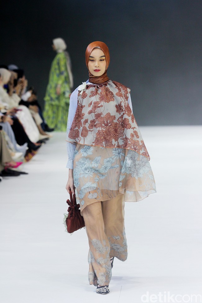 10 Koleksi Busana Ria Miranda, Terinspirasi Kecantikan Bunga Anemone