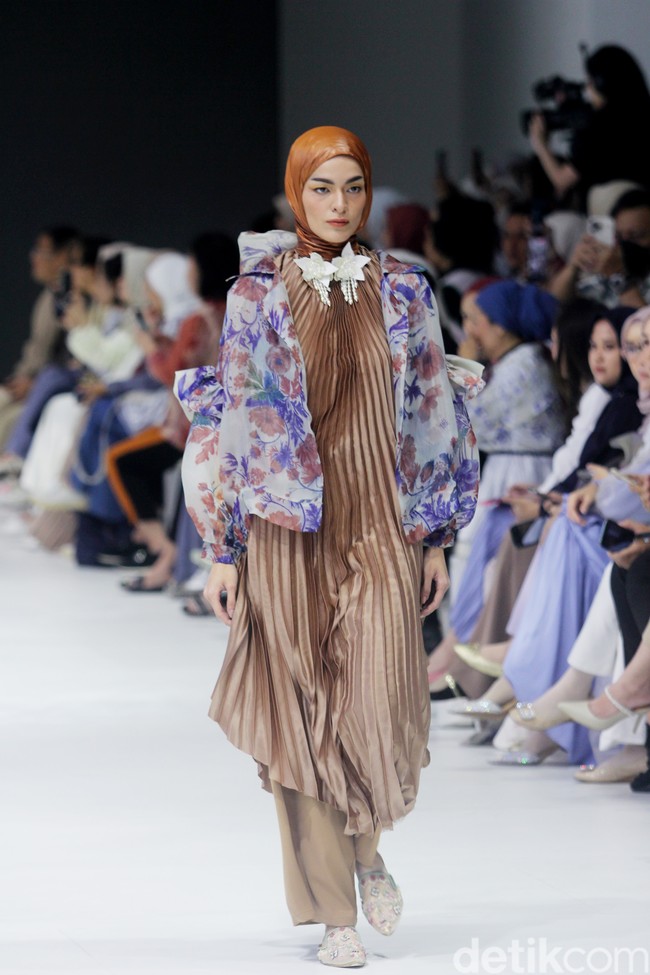 10 Koleksi Busana Ria Miranda, Terinspirasi Kecantikan Bunga Anemone