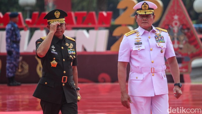 Momen Laksamana Yudo Serahkan Jabatan Panglima TNI ke Jenderal Agus Momen Laksamana Yudo Serahkan Jabatan Panglima TNI ke Jenderal Agus
