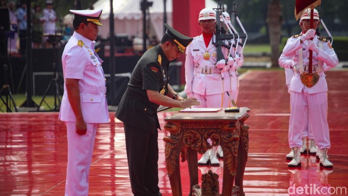 Momen Laksamana Yudo Serahkan Jabatan Panglima TNI ke Jenderal Agus Momen Laksamana Yudo Serahkan Jabatan Panglima TNI ke Jenderal Agus