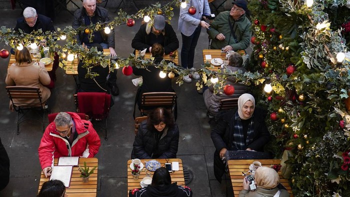 Pernak-pernik Natal Mulai Hiasi Pertokoan di Inggris