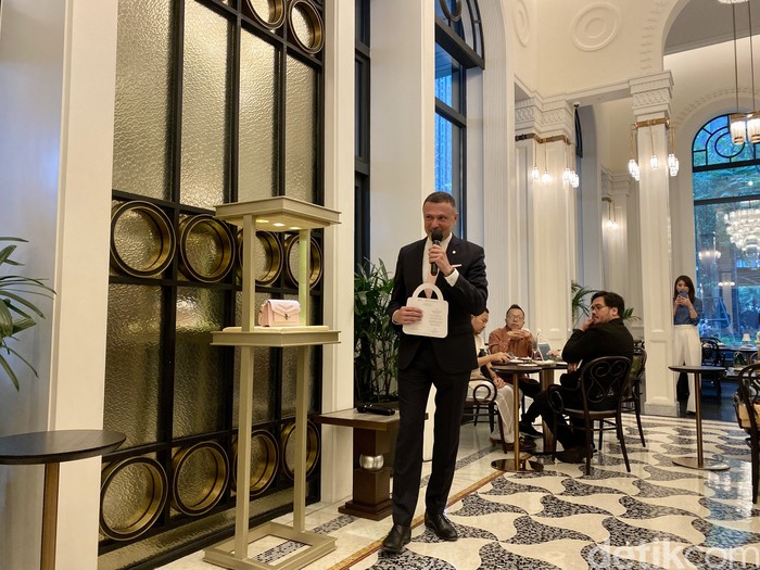 Di Sini Kamu Bisa Ngeteh Cantik, Ada Kue Berbentuk Tas Mungil Bulgari ...