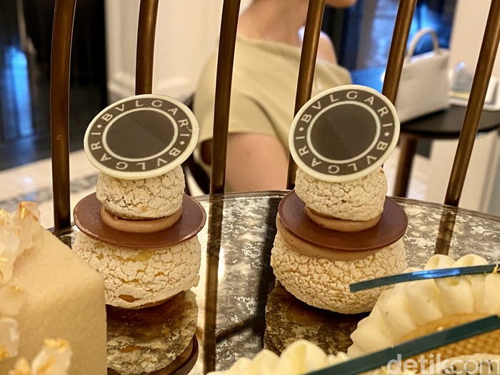 Di Sini Kamu Bisa Ngeteh Cantik, Ada Kue Berbentuk Tas Mungil Bulgari ...