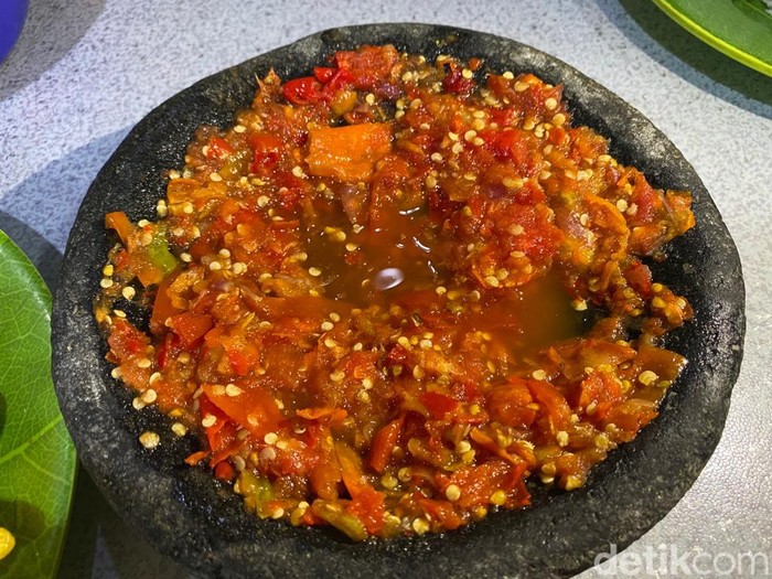 Di RM 'Ampera 2 Tak' Ada Prasmanan Khas Sunda dengan Sambal Dadak Pedas