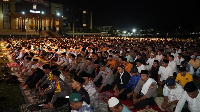 Polda Riau Gelar Salat Subuh dan Doa Bersama Pemilu 2024 Damai Polda Riau Gelar Salat Subuh dan Doa Bersama Pemilu 2024 Damai