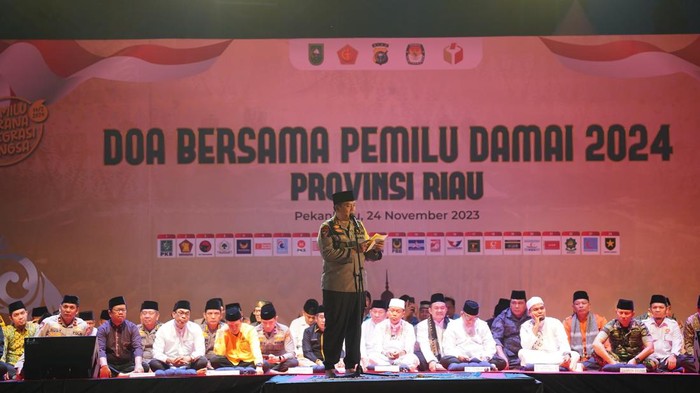 Polda Riau Gelar Salat Subuh dan Doa Bersama Pemilu 2024 Damai Polda Riau Gelar Salat Subuh dan Doa Bersama Pemilu 2024 Damai