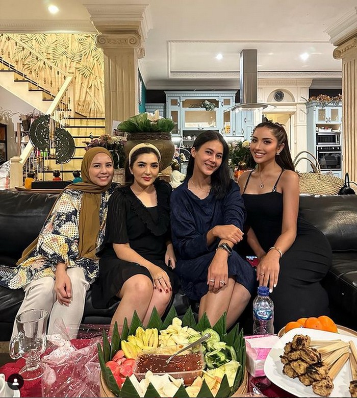 Pose Keren Millen Cyrus Saat Ngopi di Australia hingga Sarapan di Bali