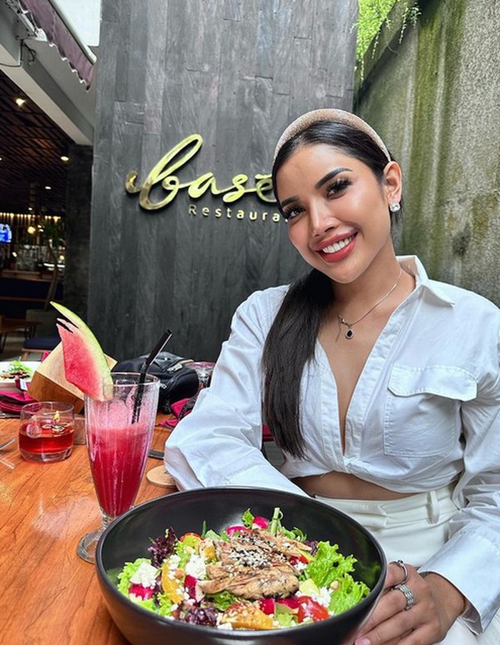 Pose Keren Millen Cyrus Saat Ngopi di Australia hingga Sarapan di Bali