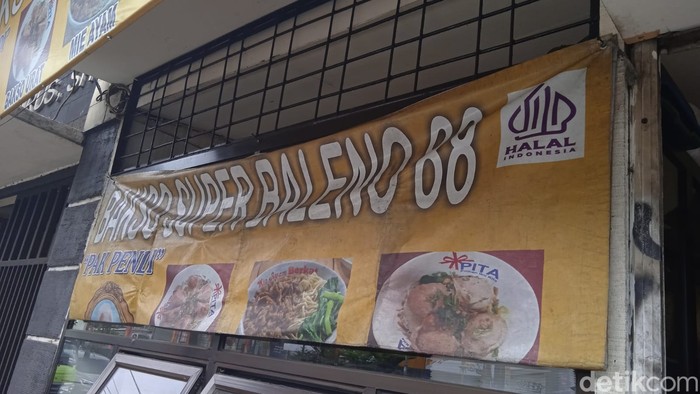 Gede Banget! Ada Bakso Rusuk Jumbo di Warung Andalan Nex Carlos