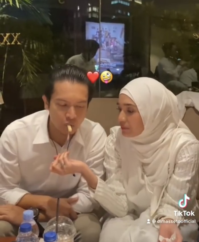 Ini Kemesraan Dimas Seto dan Dhini Aminarti Saat Makan