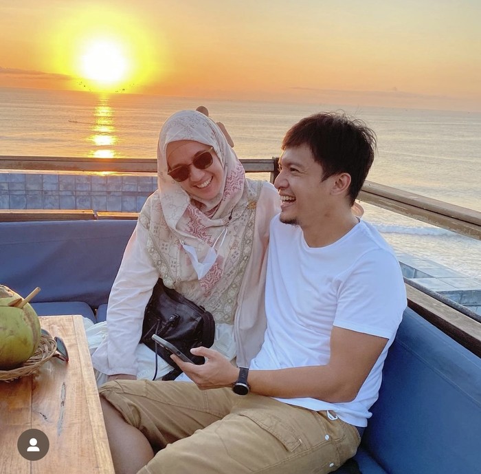 Ini Kemesraan Dimas Seto dan Dhini Aminarti Saat Makan