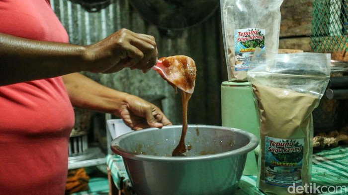 Melihat Pembuatan Papeda yang Khas di Merauke
