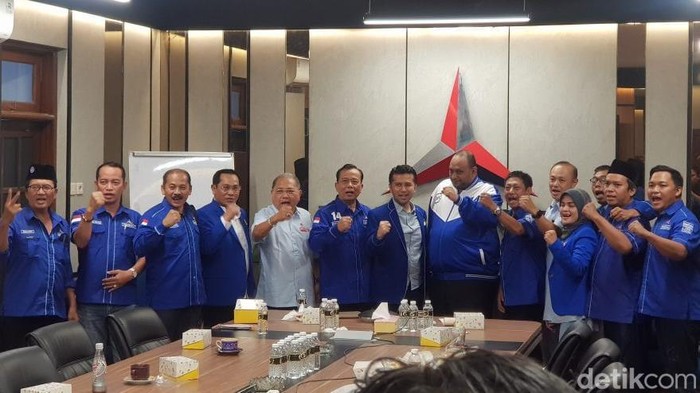Emil Minta Kader Demokrat Jatim Totalitas di Dapil Demi Kemenangan di 2024 Emil Minta Kader Demokrat Jatim Totalitas di Dapil Demi Kemenangan di 2024