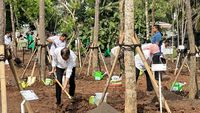 Didampingi Heru Budi, Jokowi Tanam Pohon di Pulogadung Jaktim