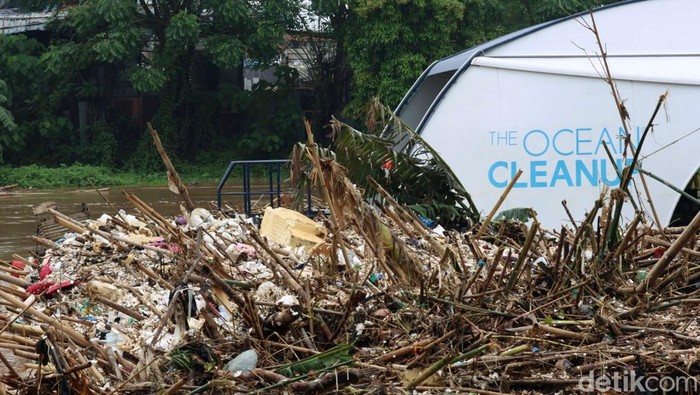 Kapal Sumbangan Coldplay Akan Bersihkan Sampah di Cisadane