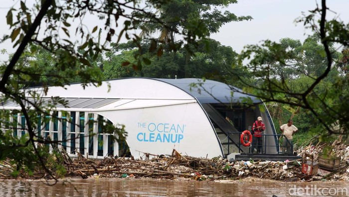 Kapal Sumbangan Coldplay Akan Bersihkan Sampah di Cisadane