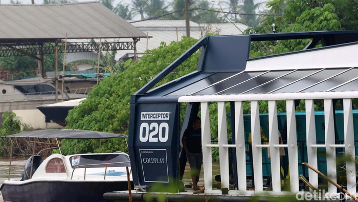 Kapal Sumbangan Coldplay Akan Bersihkan Sampah di Cisadane