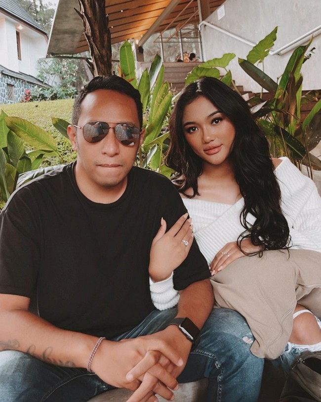 7 Potret Romantis Marion Jola dan Kekasih yang Beda Usia 15 Tahun