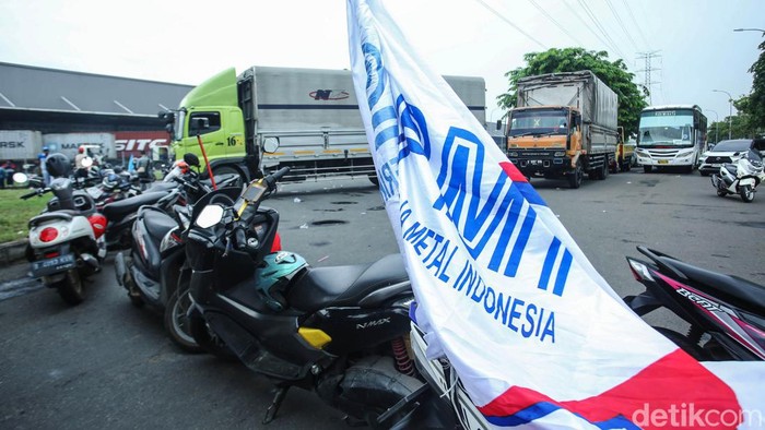 Massa Buruh Blokir Jalan di Kawasan MM2100 Cikarang