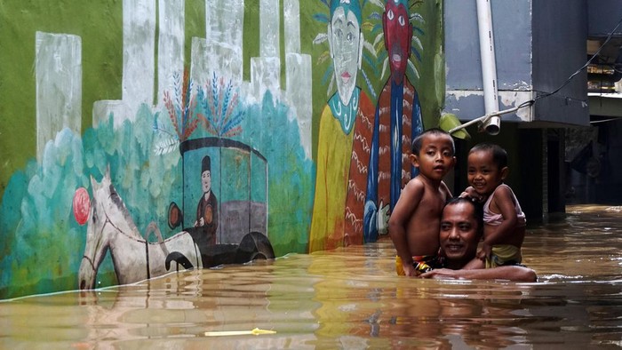 Penampakan Banjir Setinggi Leher Rendam Kebon Pala Jakarta Penampakan Banjir Setinggi Leher Rendam Kebon Pala Jakarta