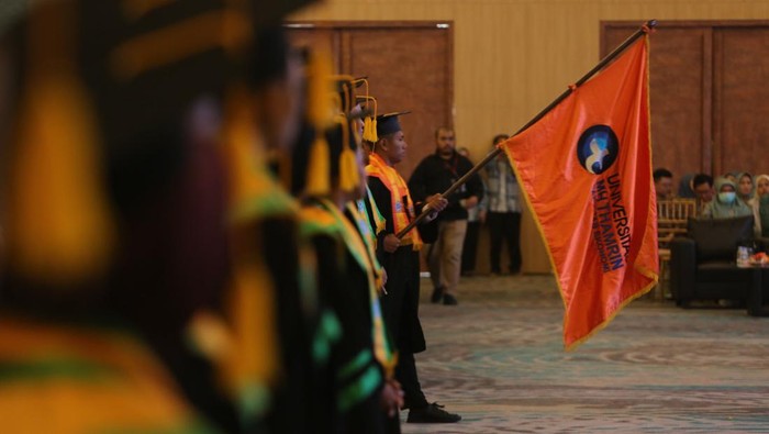 Wisuda 1.054 Lulusan, Rektor UMHT Harap Wisudawan Jadi Agen Perubahan