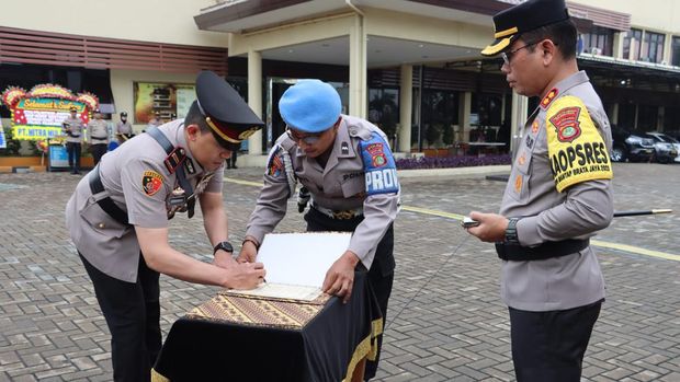 Kompol Robby Resmi Jabat Wakapolres Pelabuhan Tj Priok, Iptu Ngurah ... Kompol Robby Resmi Jabat Wakapolres Pelabuhan Tj Priok, Iptu Ngurah ...