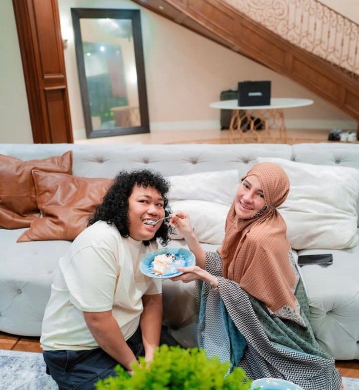 Momen Kulineran Marshel Widianto Bareng Rekan Artis