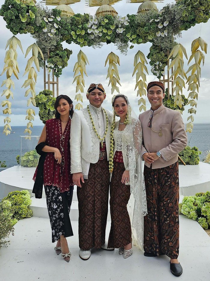 Momen Selebritas Hadiri Akad Nikah dan Resepsi Privat BCL-Tiko Aryawardhana Momen Selebritas Hadiri Akad Nikah dan Resepsi Privat BCL-Tiko Aryawardhana