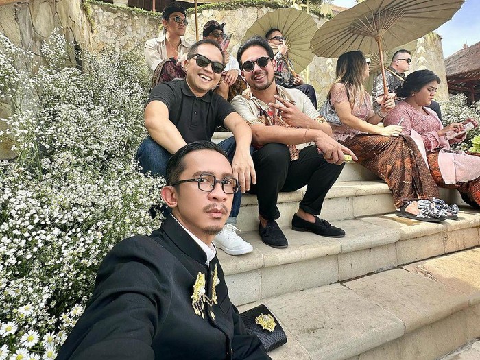 Momen Selebritas Hadiri Akad Nikah dan Resepsi Privat BCL-Tiko Aryawardhana Momen Selebritas Hadiri Akad Nikah dan Resepsi Privat BCL-Tiko Aryawardhana