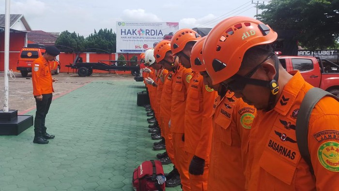 17 Personel Basarnas Jambi Bantu Evakuasi Pendaki di Gunung Marapi 17 Personel Basarnas Jambi Bantu Evakuasi Pendaki di Gunung Marapi