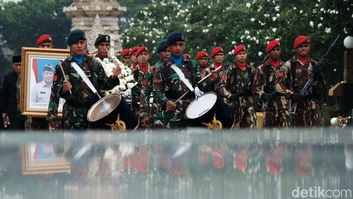 Jenazah Doni Monardo Dimakamkan Secara Militer di TMP Kalibata